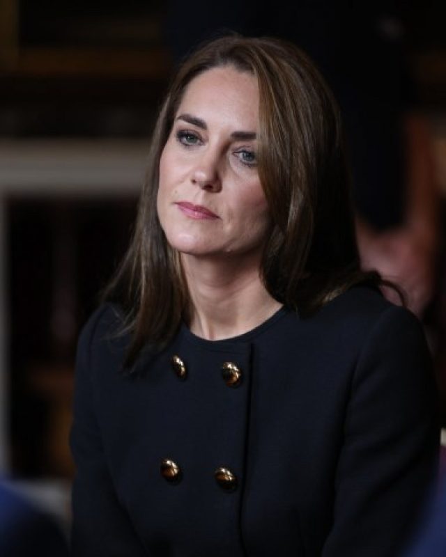 Građani ostavljaju cvijeće ispred Bakingemske palate: Kraljevstvo se ne miri s vijestima o Kejt ...