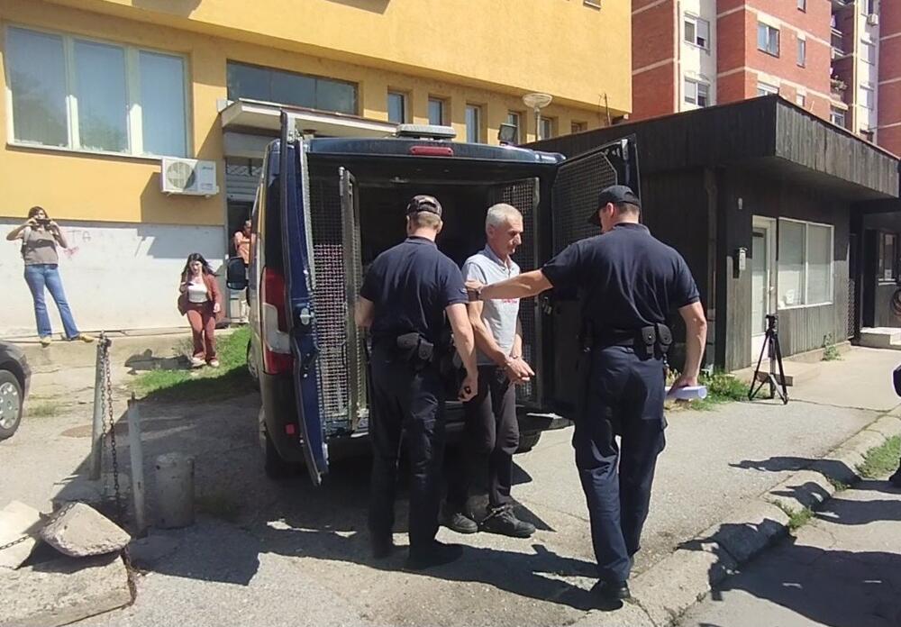 EVO KAKO SADA IZGLEDA OSUMNJIČENI ZA DANKINO UBISTVO! Jankovića stražari doveli sa lisicama na ...