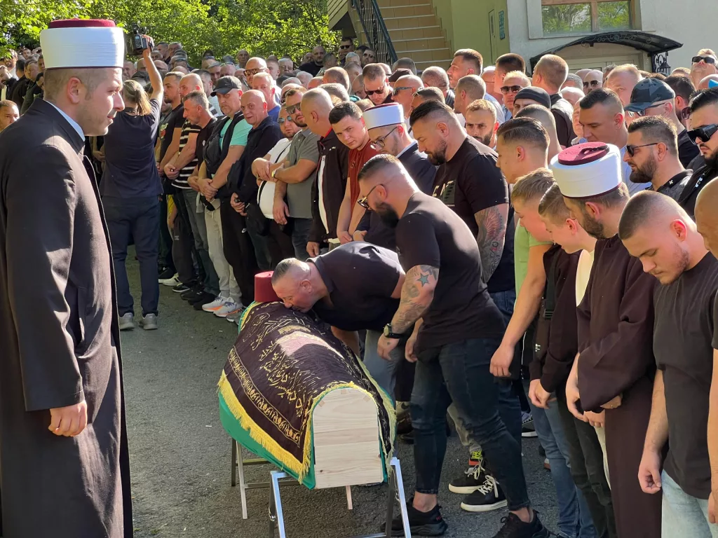 Otac Izo ostao uz tabut do posljednjeg trenutka, braća bez riječi u ...