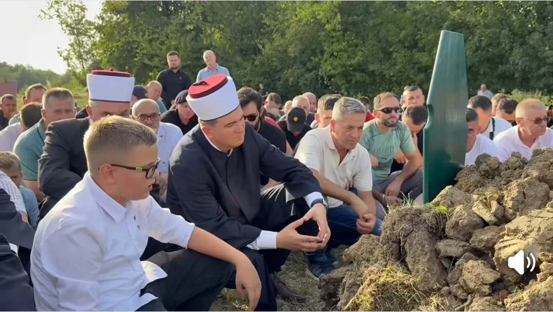 Dirljive scene s dženaze policajcu Samiru: Sin proučio Fatihu ocu ...