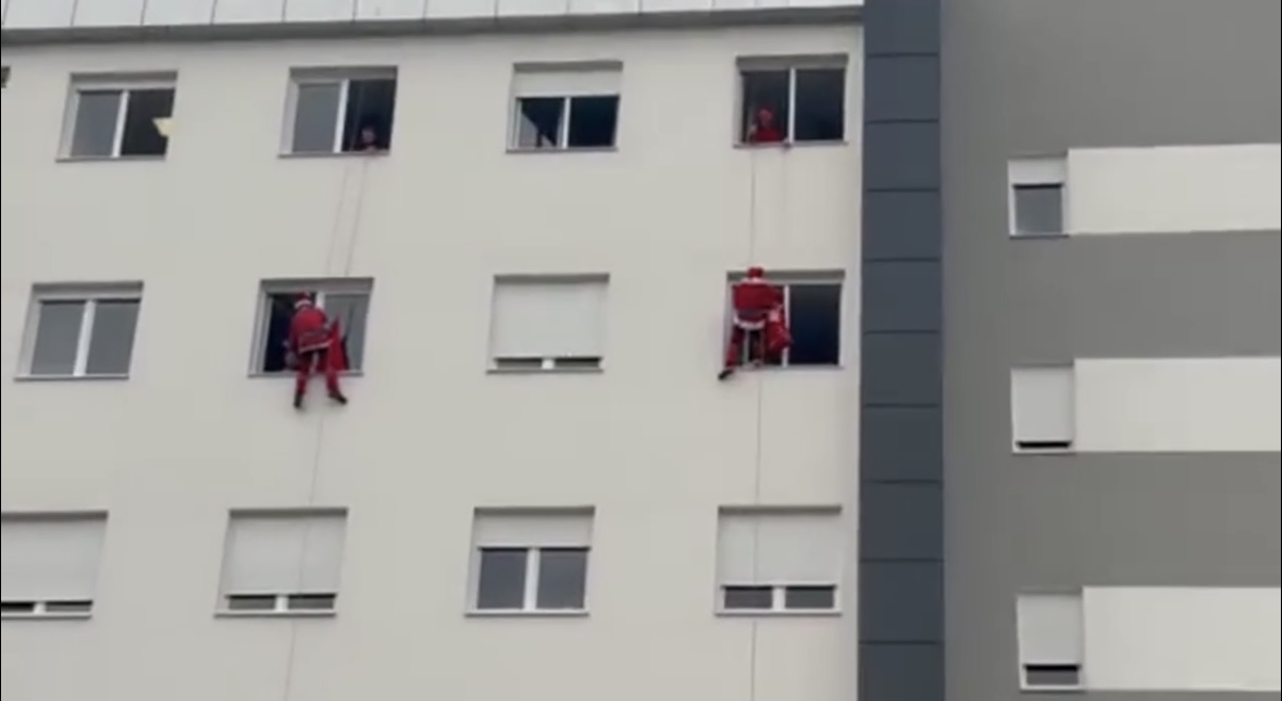 Djeda Mrazovi se spuštali s krova bolnice u Doboju i obradovali ...